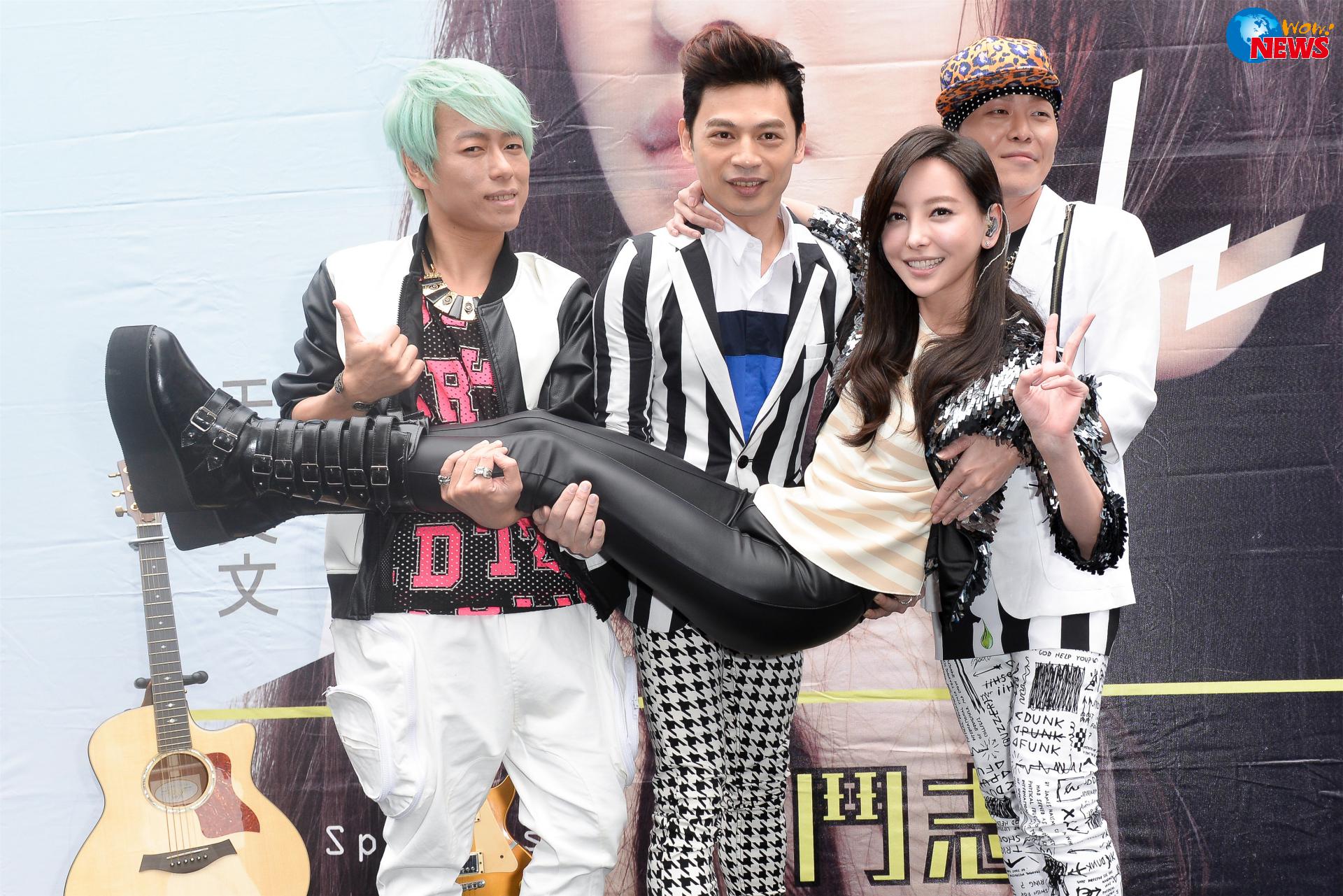 Wow!NEWS新聞網 - 阿KEN妙語如珠力捧于文文 CUG小麥被MV裸背迷得神魂顛倒